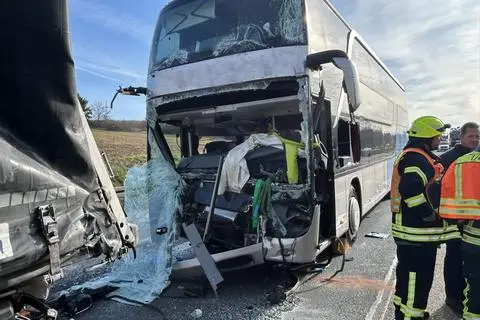 Viele Verletzte bei Unfall mit Reisebus auf A3 bei Brechen